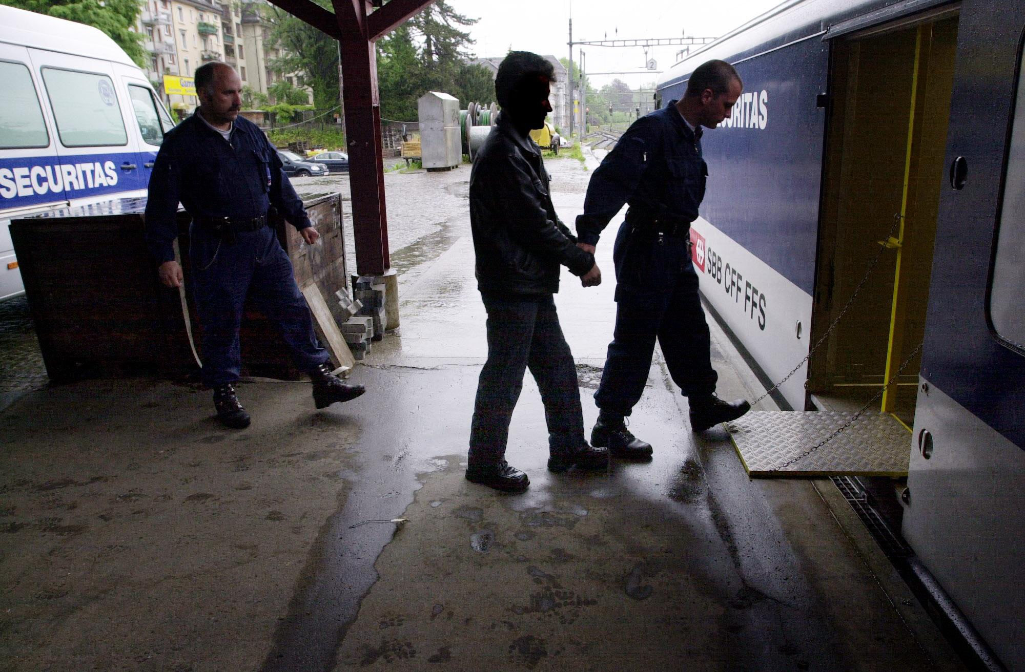 Transport von Gefangenen: Amt für Justizvollzug patzt bei Auftrag für ...