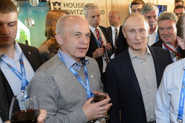 Raclette et vin rouge pour Poutine à la Maison suisse | 24 heures