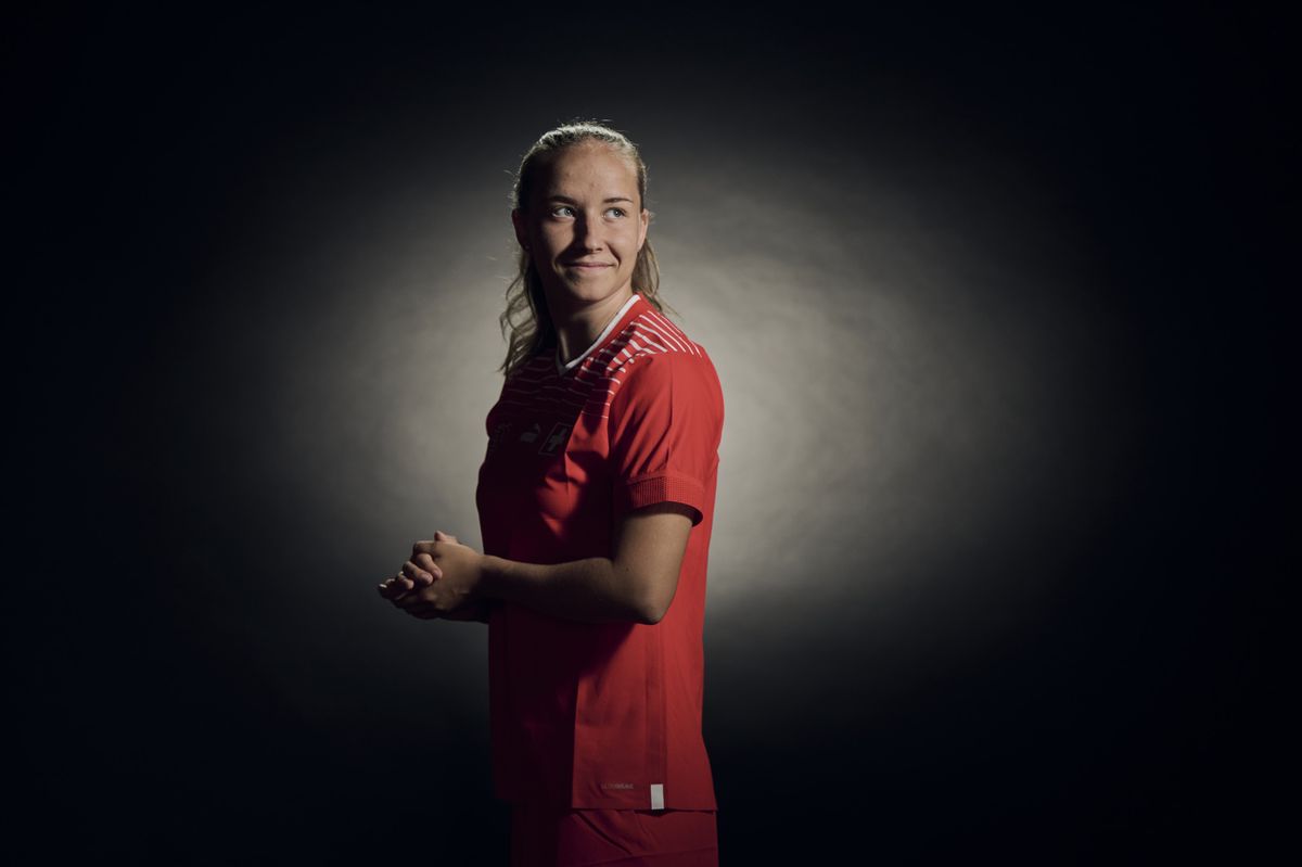 Mondial féminin de football: Laura Felber, la personnalité derrière le ...