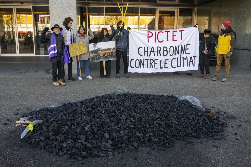 Protestations à Genève: Des activistes dénoncent le soutien de Pictet ...