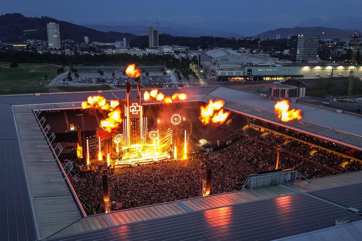 Berlin: Wollten sie Rammstein den Stecker ziehen? Mann und Frau ...