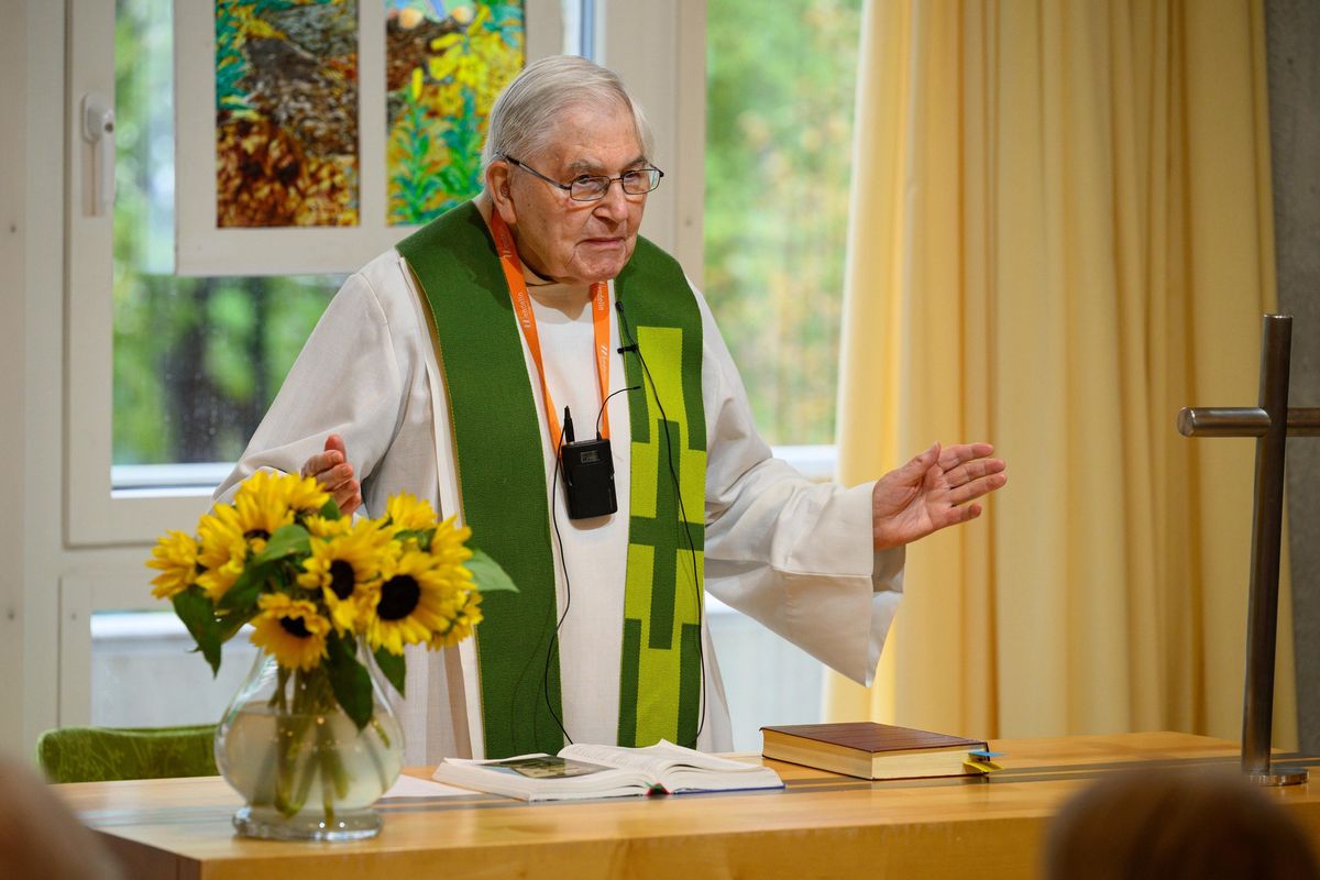 Was für ein Priester in Riehen: Er lebt im Altersheim und predigt ...