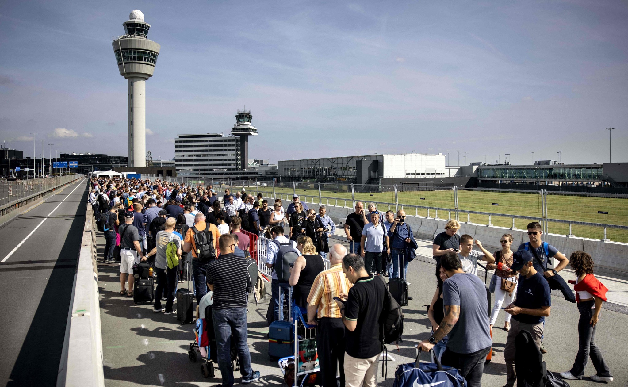 Amsterdam: Les longues files d’attente font leur retour à l’aéroport de ...