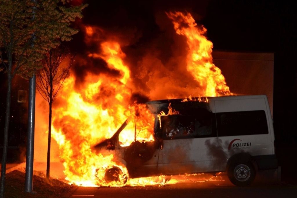 Un fourgon de police en feu chez les pompiers | 24 heures