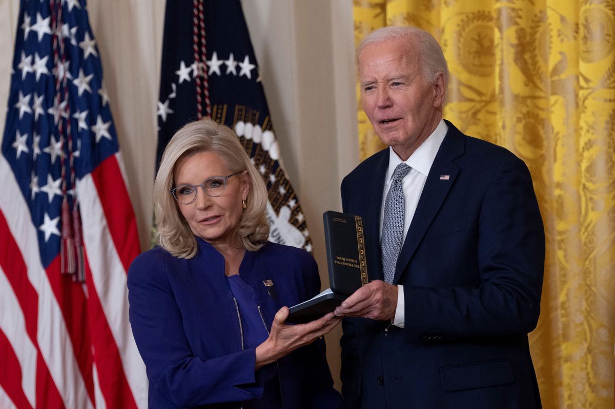 Etats-Unis: Biden décore Liz Cheney, féroce critique de Trump | 24 heures