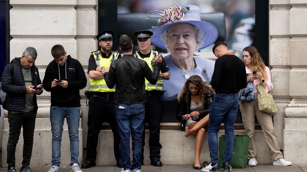 Retrospective: Inflation, fires, Elizabeth II: the year 2022 in ten ...