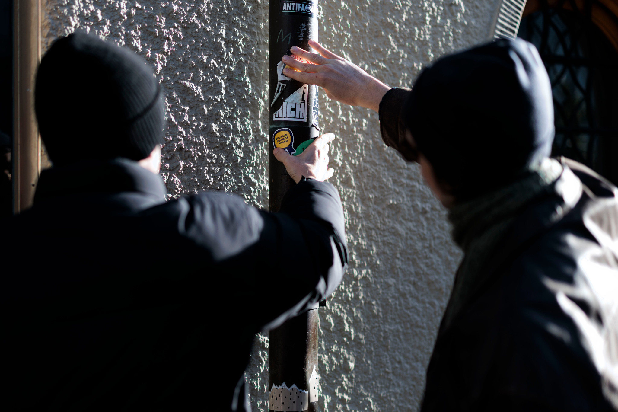 Bern: Sticker-Kollektiv Slap Me Baby bringt Memes auf die Strasse