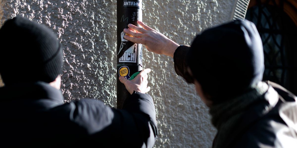 Bern: Sticker-Kollektiv Slap Me Baby bringt Memes auf die Strasse