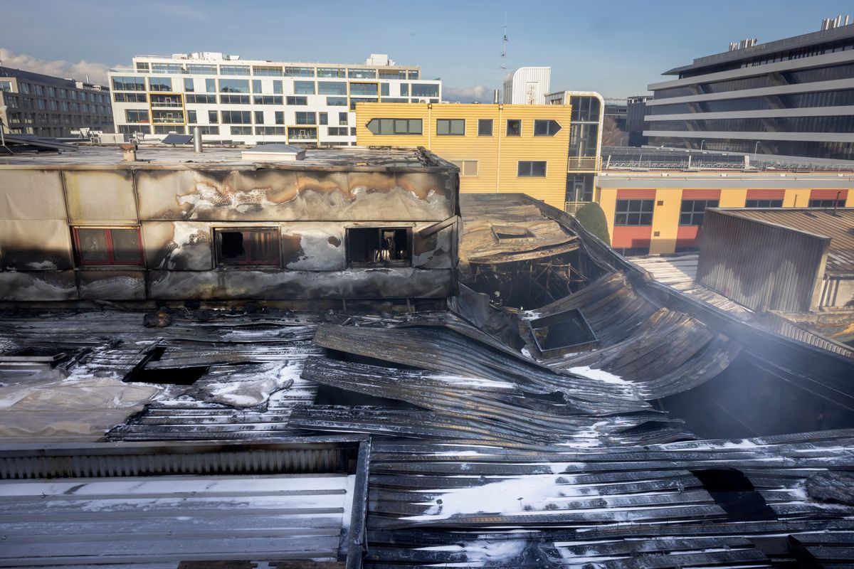 Incendie à Genève: Dans un décor de désolation, les pompiers chassent le feu caché à Plan-les ...