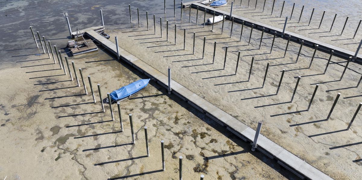 Boote im Trockenen: Wasserpegel an Schweizer Seen sehr niedrig | Tages ...