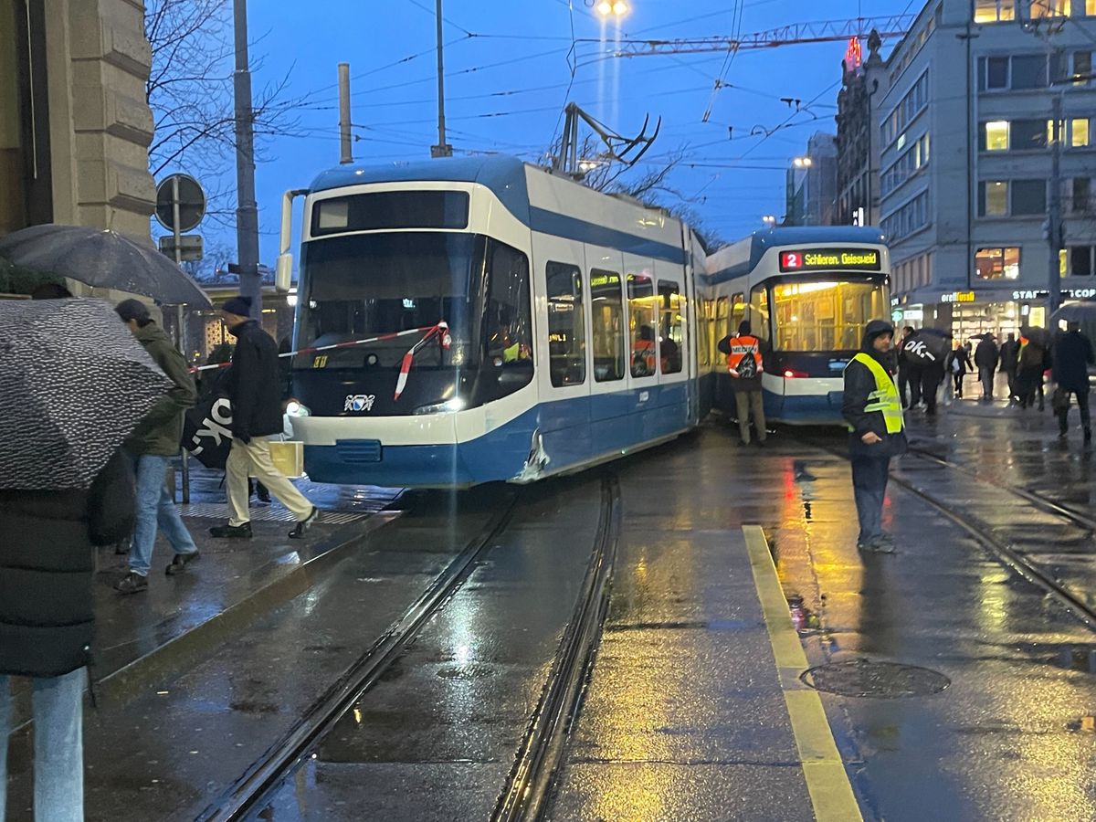 Unfall beim Bahnhof Stadelhofen: Tram-Kollision mitten in Zürich während Rushhour | Tages-Anzeiger