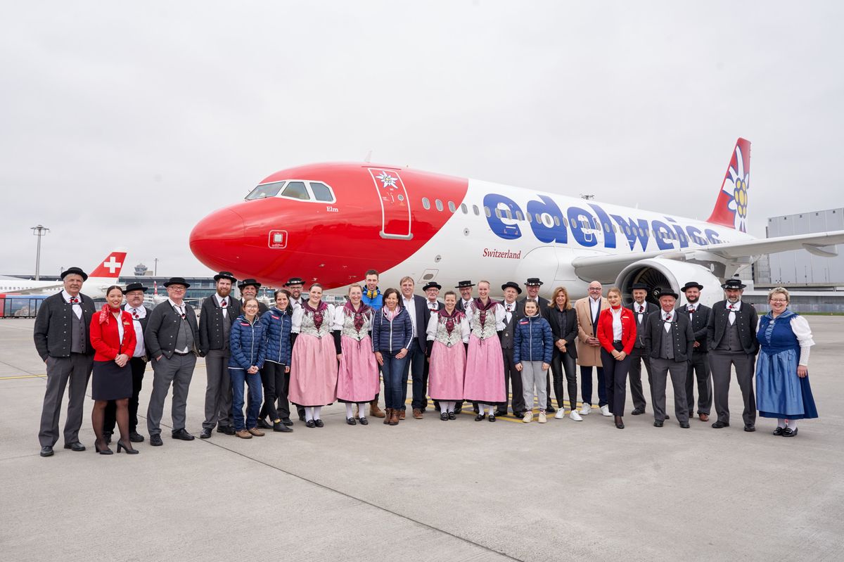 Am Flughafen Zürich: Vreni Schneider tauft Edelweiss-Jet auf «Elm ...