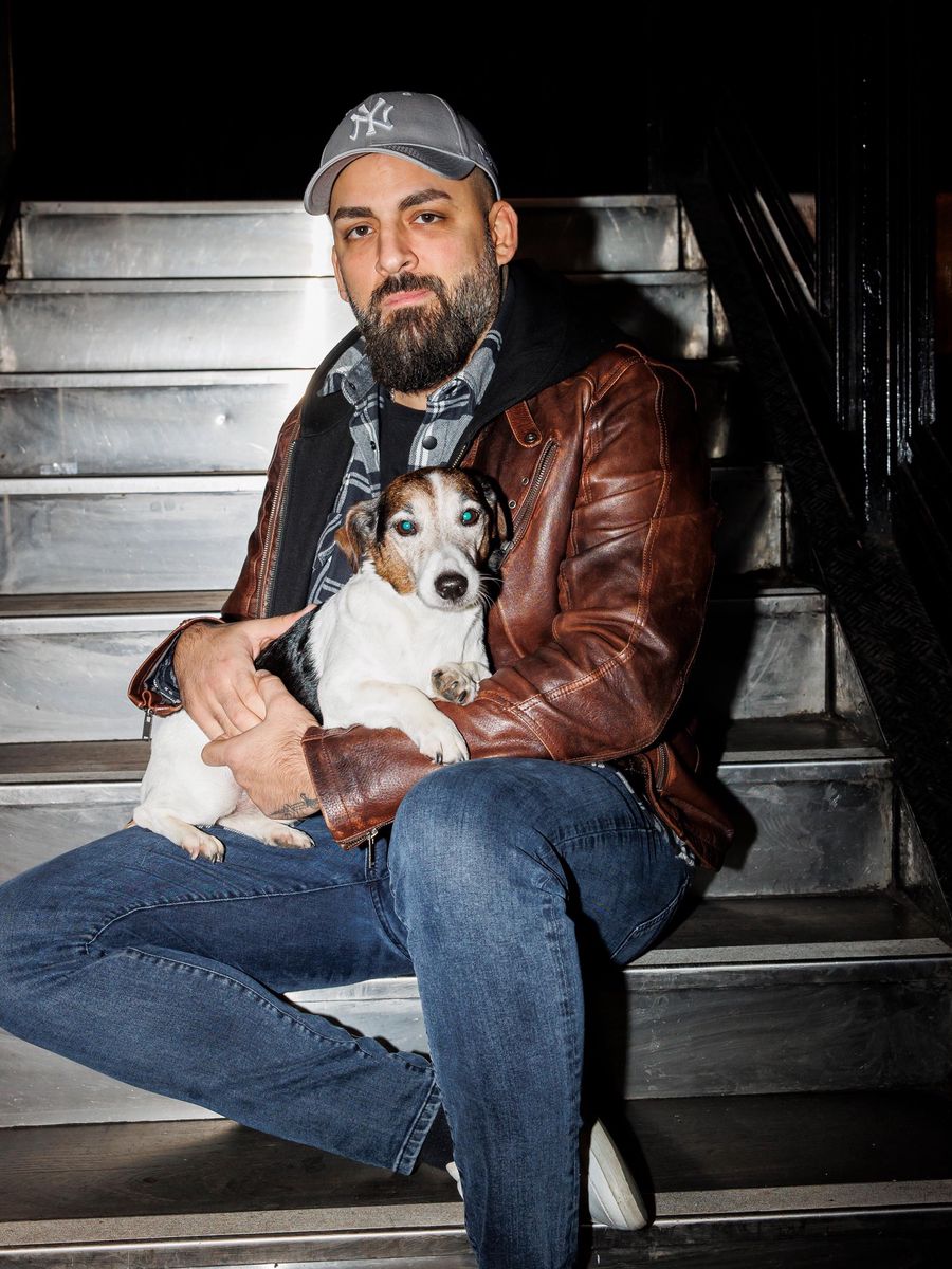 Comedian Hamza Raya: In seiner Shows fliegen BHs und Strings auf die ...