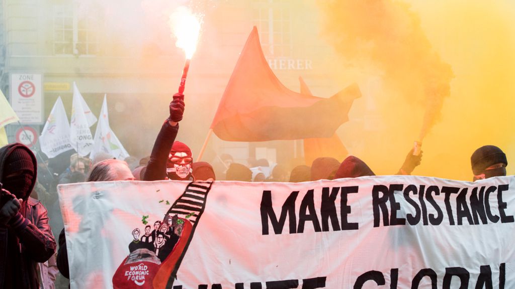 Anti-WEF-Demonstranten ziehen durch Bern | Tages-Anzeiger