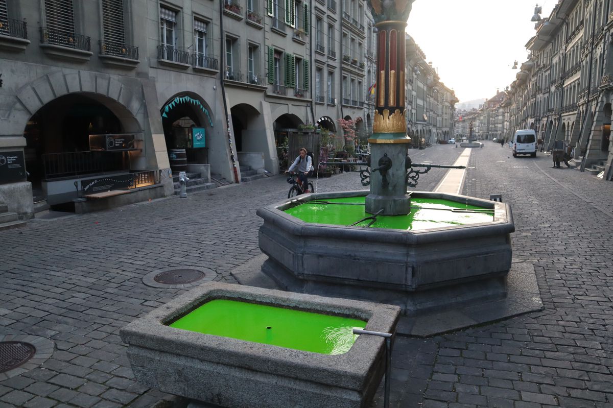 Bern: Klima-Aktivisten färben Brunnen grün | Der Bund