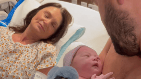 Aux Etats-Unis: Une Américaine de 56 ans accouche de l'enfant de son ...