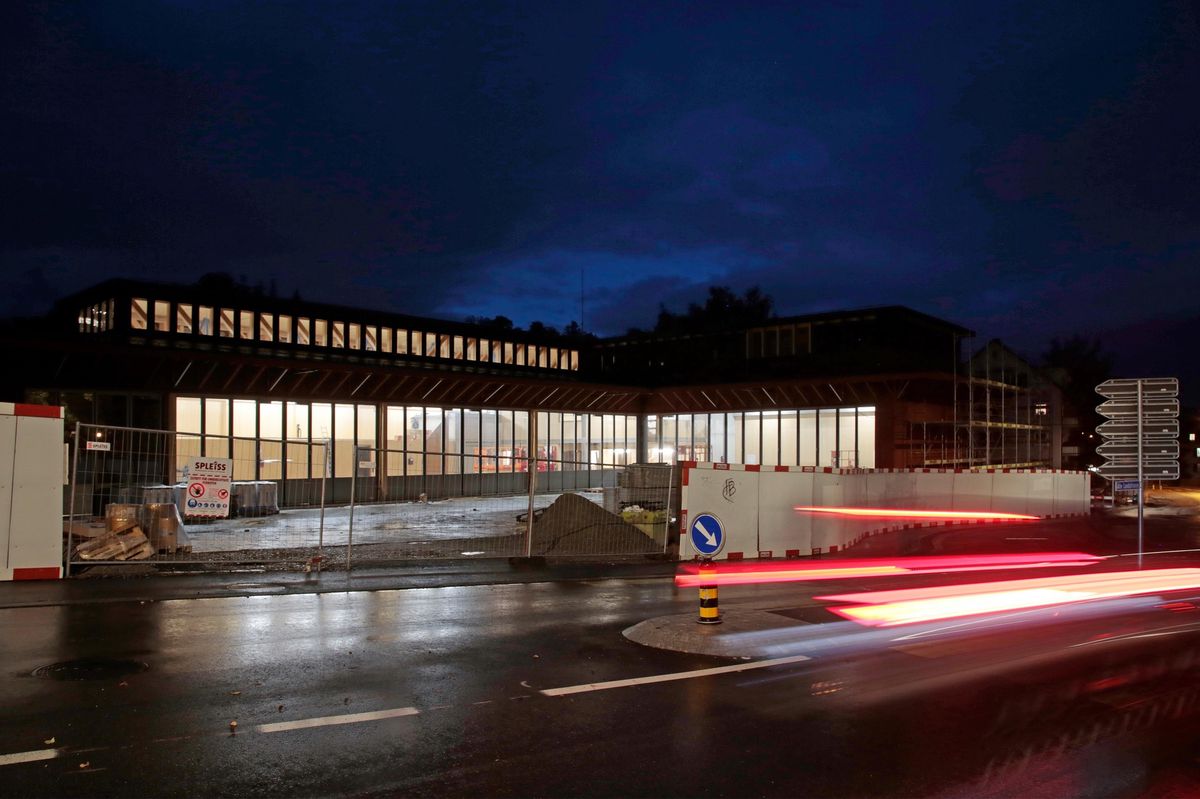 Hell erleuchtet: Am halb fertigen Feuerwehrdepot gehen die Lichter an ...