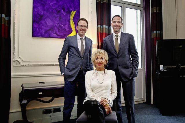 Des Zurichois installent l'enseigne Ritz-Carlton | Tribune de Genève