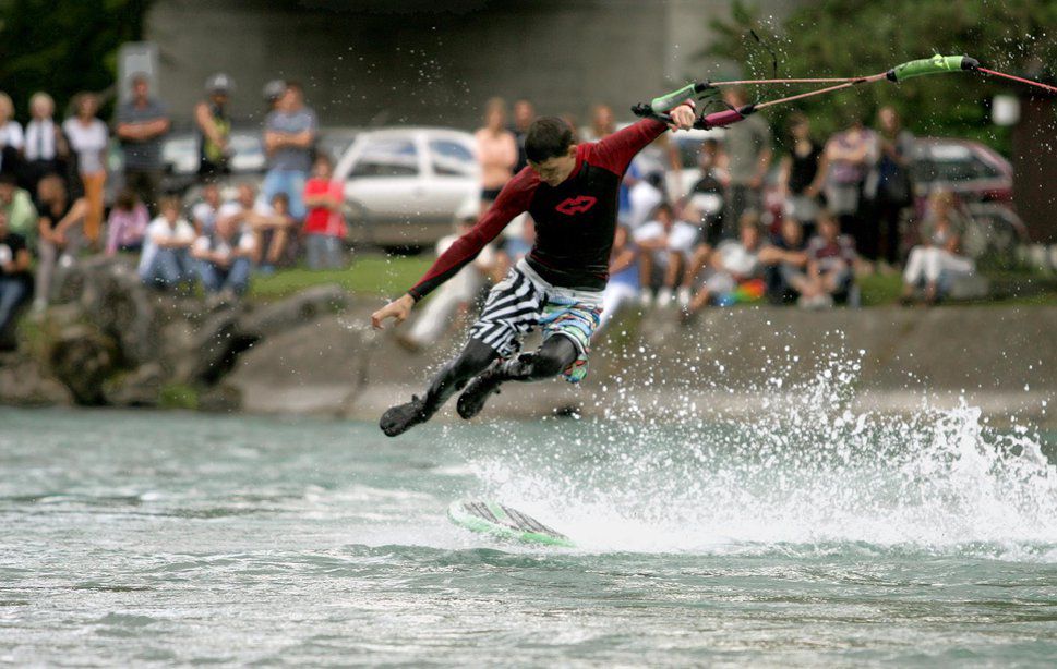 Spektakuläre Tricks über dem Wasser | Berner Zeitung