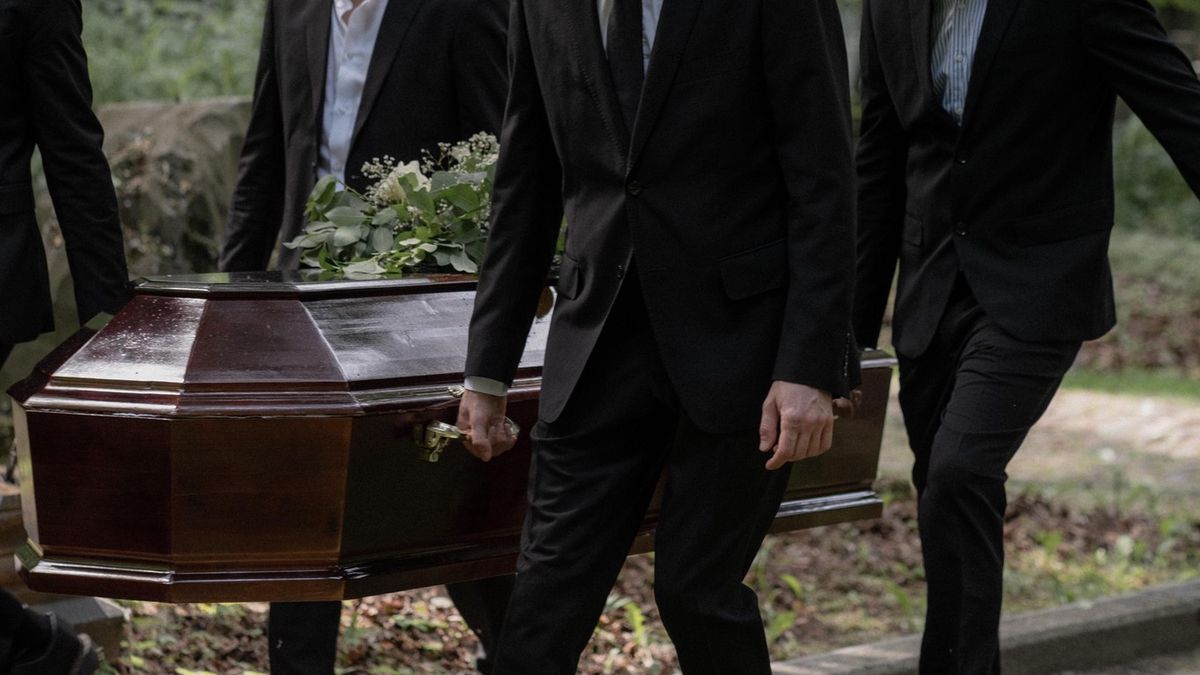 En France: Le croque-mort se débarrassait des cadavres dans des sacs ...