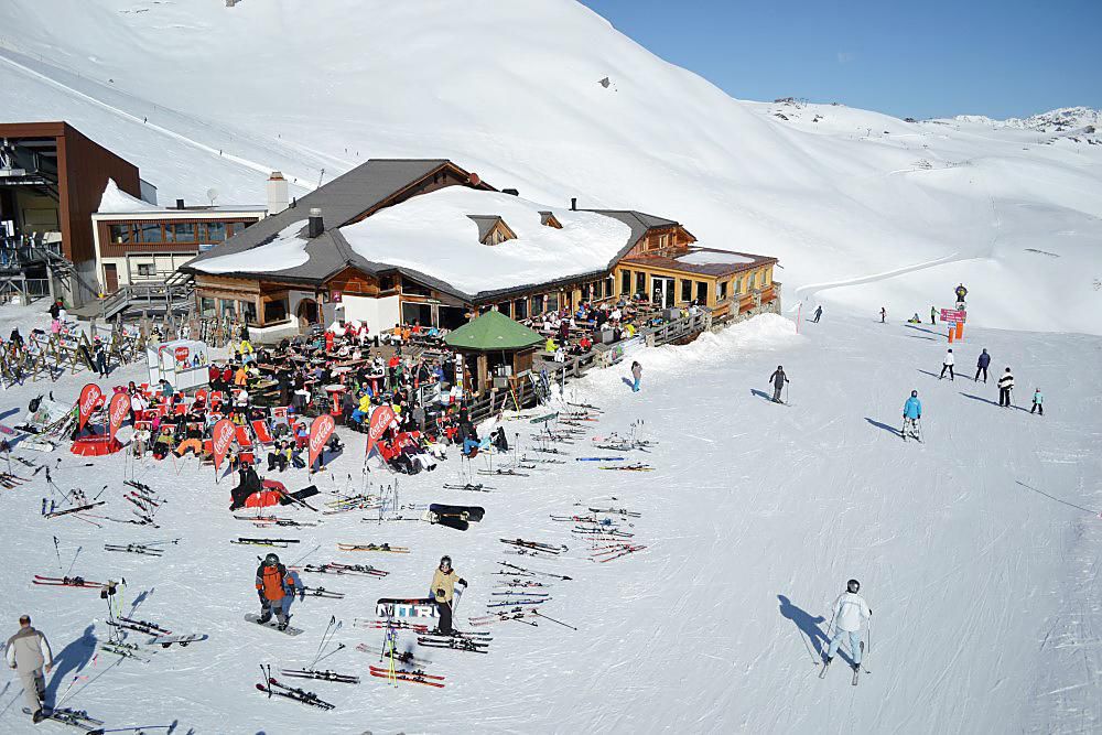 Vom Bett direkt auf die Piste – Die coolsten Schweizer Ski-Lodges
