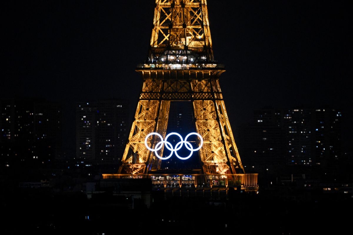 JO 2024: Les anneaux olympiques «vont rester sur la tour Eiffel» | 24 ...