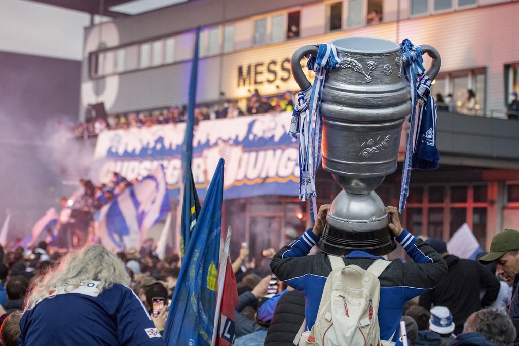 Football - 10'000 fans du FC Lucerne ont fêté la victoire en Coupe ...