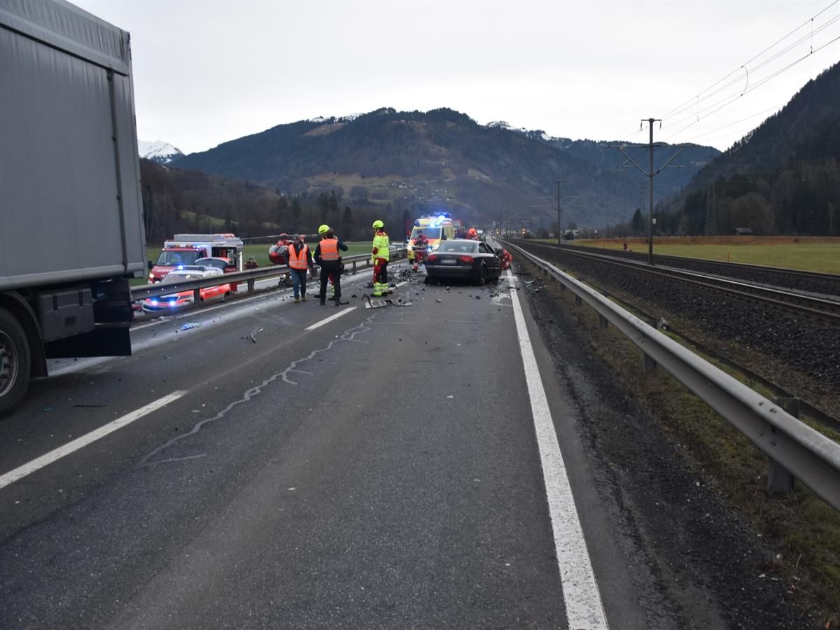 Unfall im Kanton Graubünden: Fahrer und Beifahrerin sterben bei ...