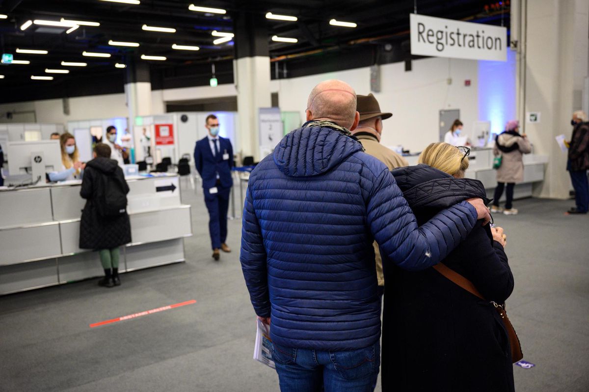 Corona-Impfung am Papitag - Baselbieter Impfzentrum weist Mann mit Baby ...