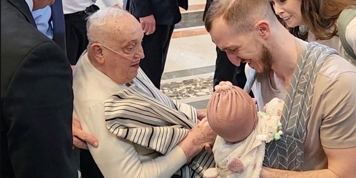 Papst in weltlicher Kleidung im Petersdom gesehen