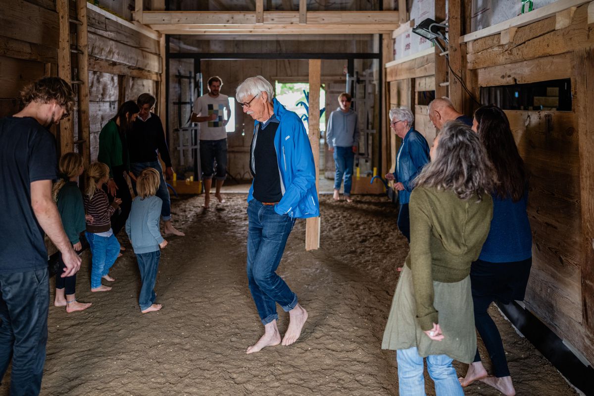 Albert-Anker-Haus in Ins: Der neue Lehmboden wird barfuss gestampft ...