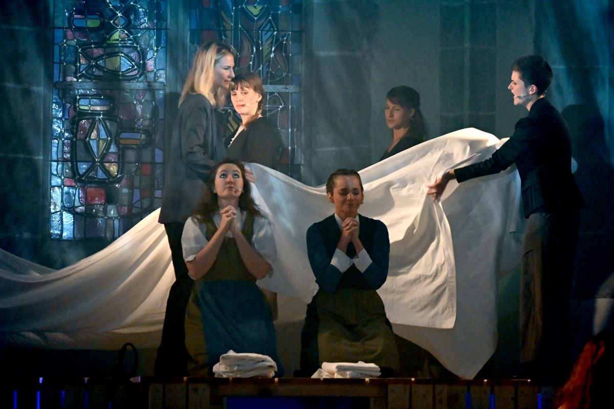 Comédie musicale: le spectacle "Sorcière" côté coulisses