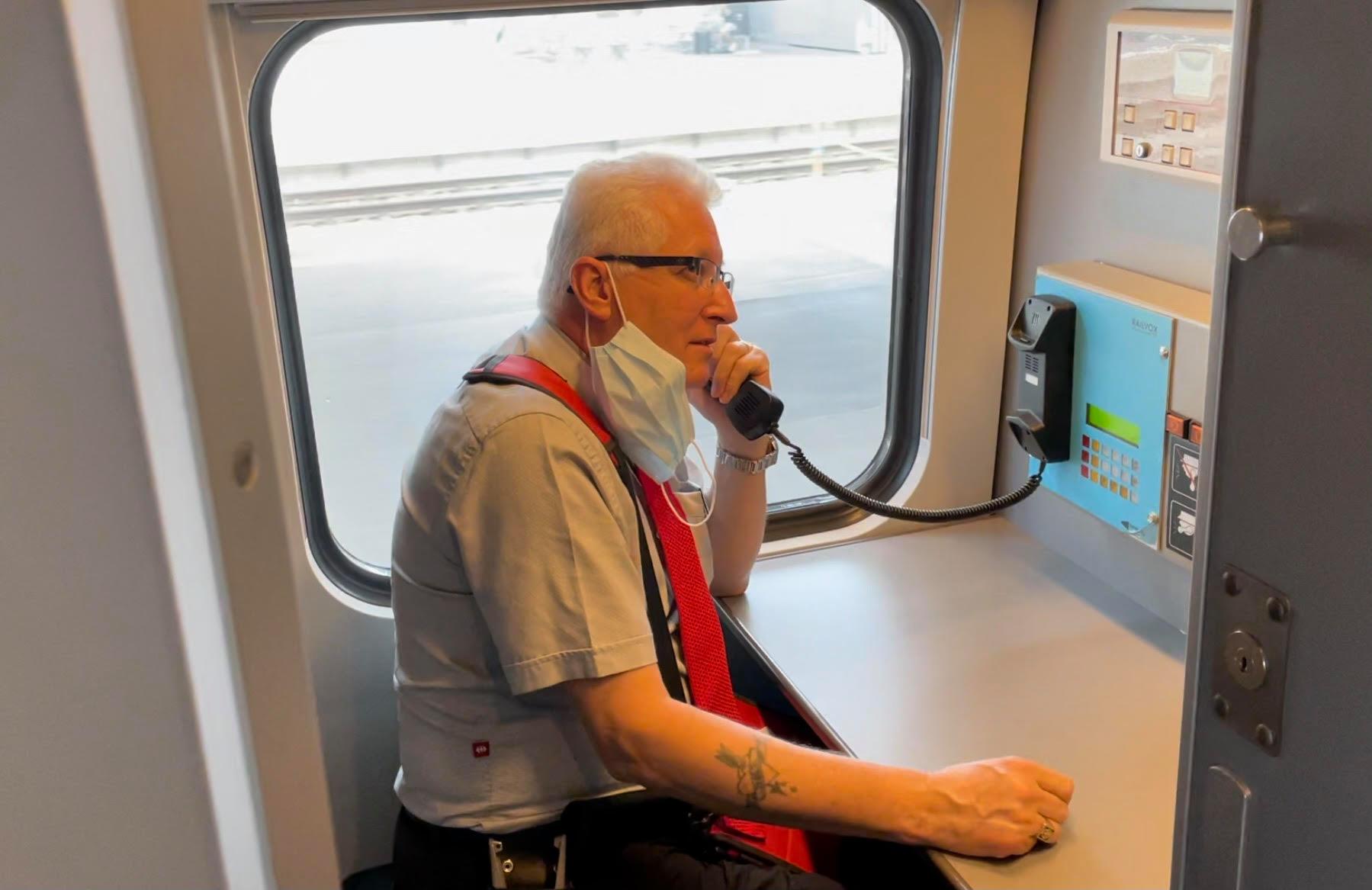 CFF - Le contrôleur au fort accent neuchatelois est une star - Le Matin