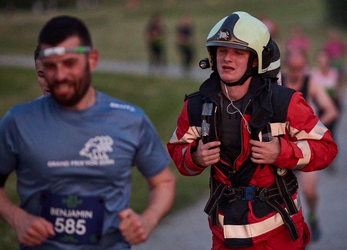 Volksläufe in Uniform: 20-Jähriger brennt für die Feuerwehr | Tages ...