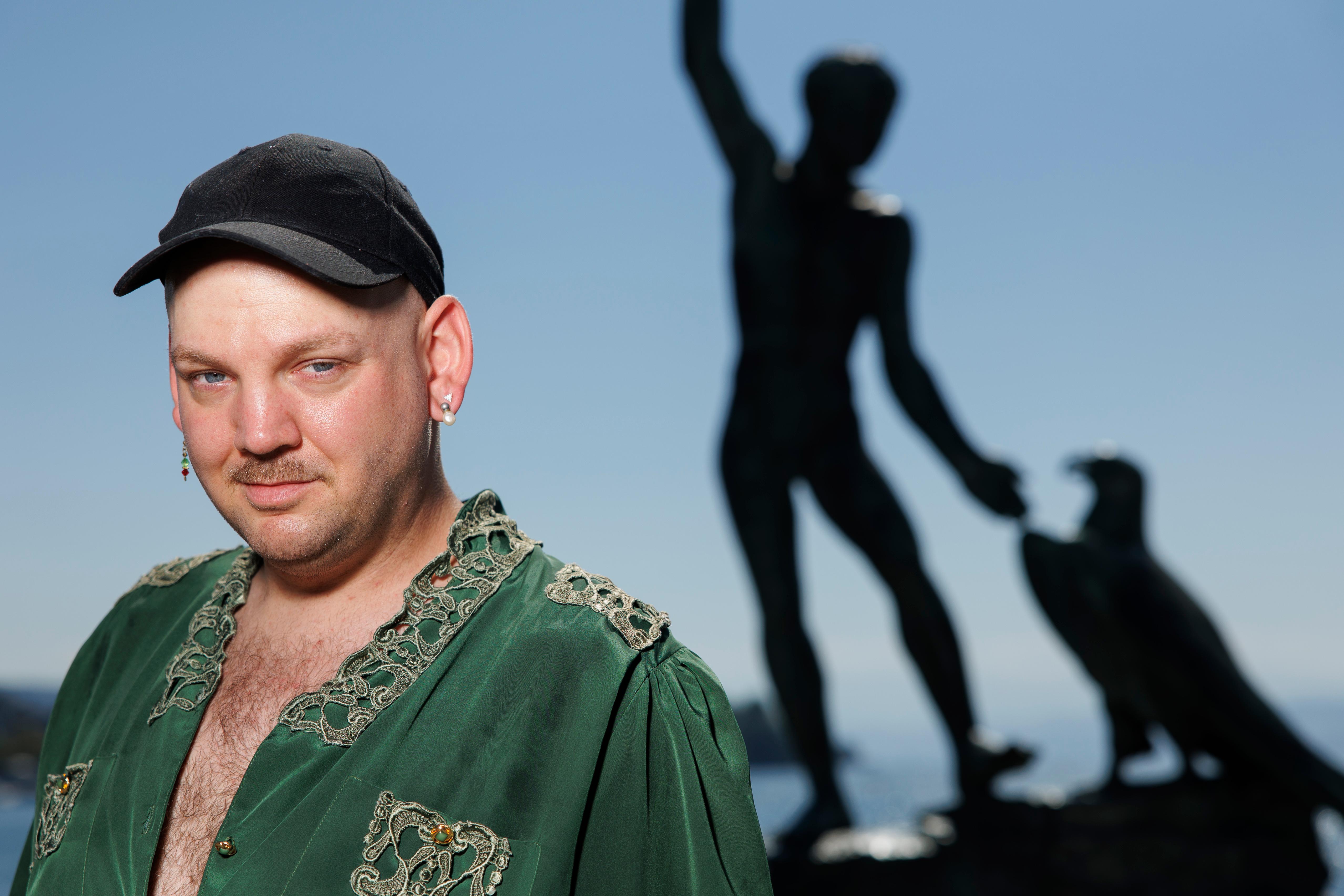 Queer & Sober: Dominic Hartmann spricht über Alkoholismus in der Community