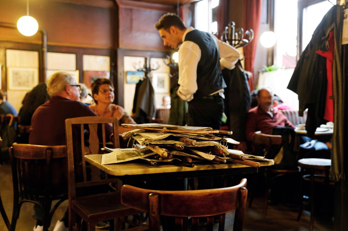 Wien: Kaffeehäuser wollen das Zeitunglesen wieder populär machen ...