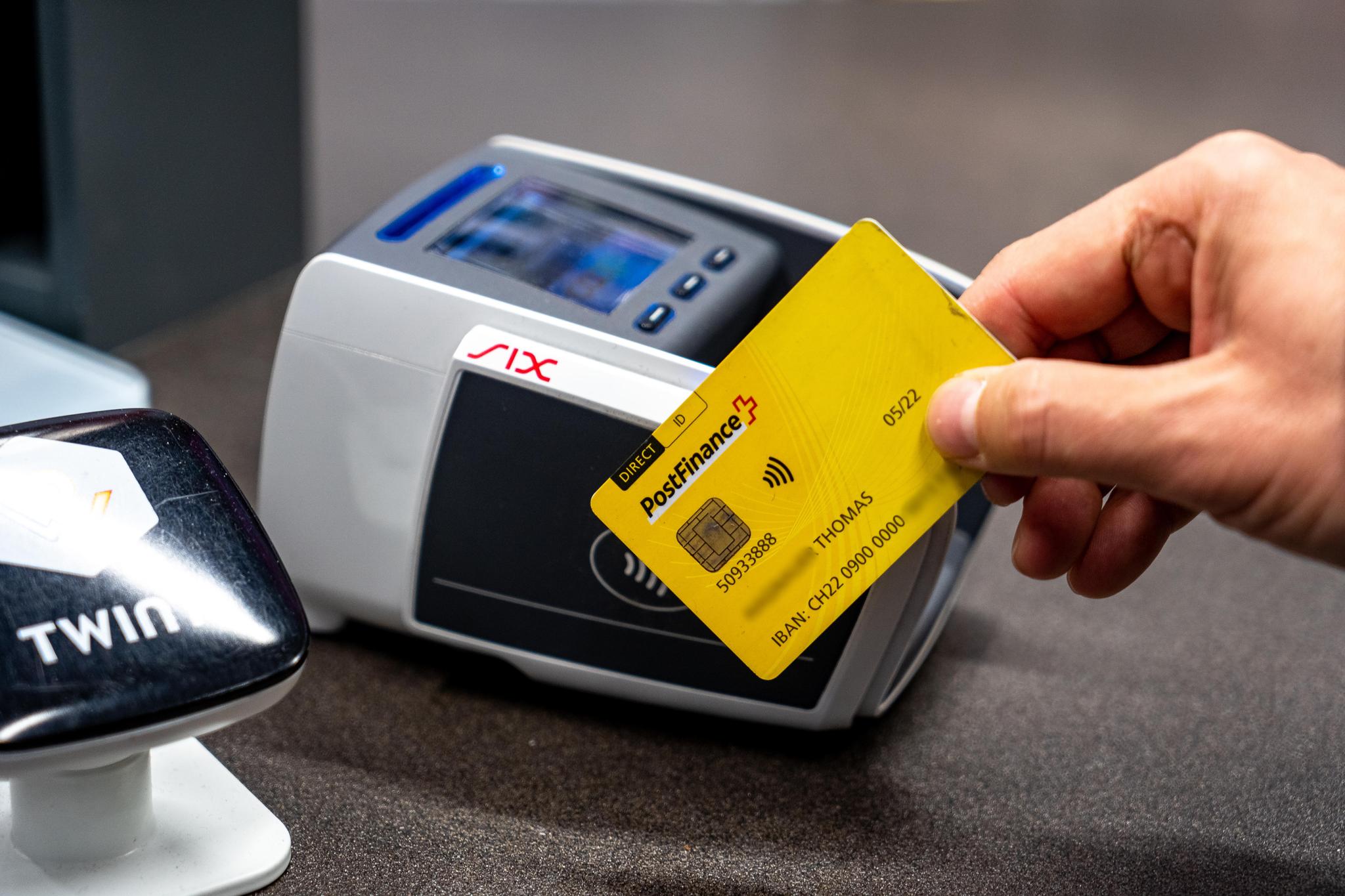 Cartes de débit - Paiement sans code NIP: PostFinance ose seule la ...