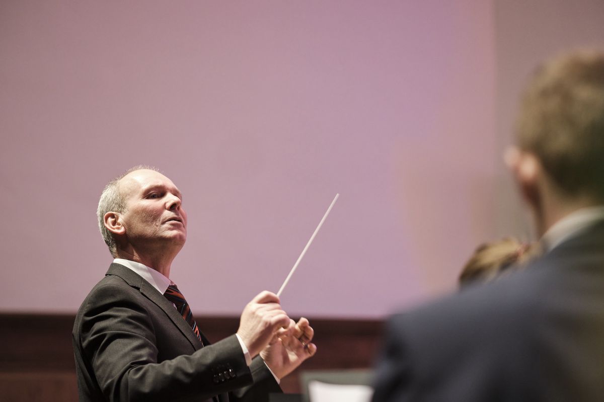 Ein Dirigent tritt ab: Der Landwirt, der in der Musik aufblüht | Berner ...