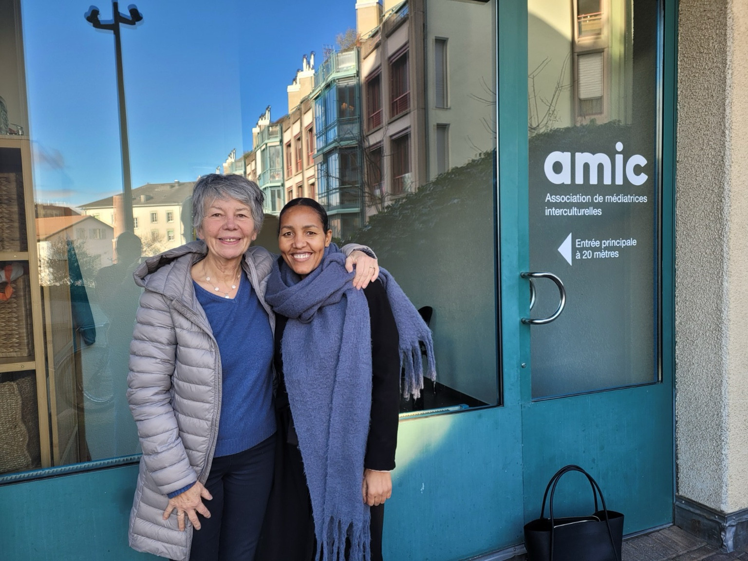 Sister Hood: 150 migrantes attendent une marraine à Genève