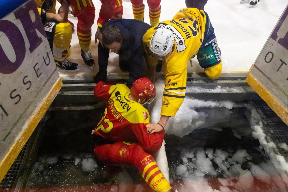 Hockey sur glace - Deux joueurs tombent dans la fosse à neige de la ...