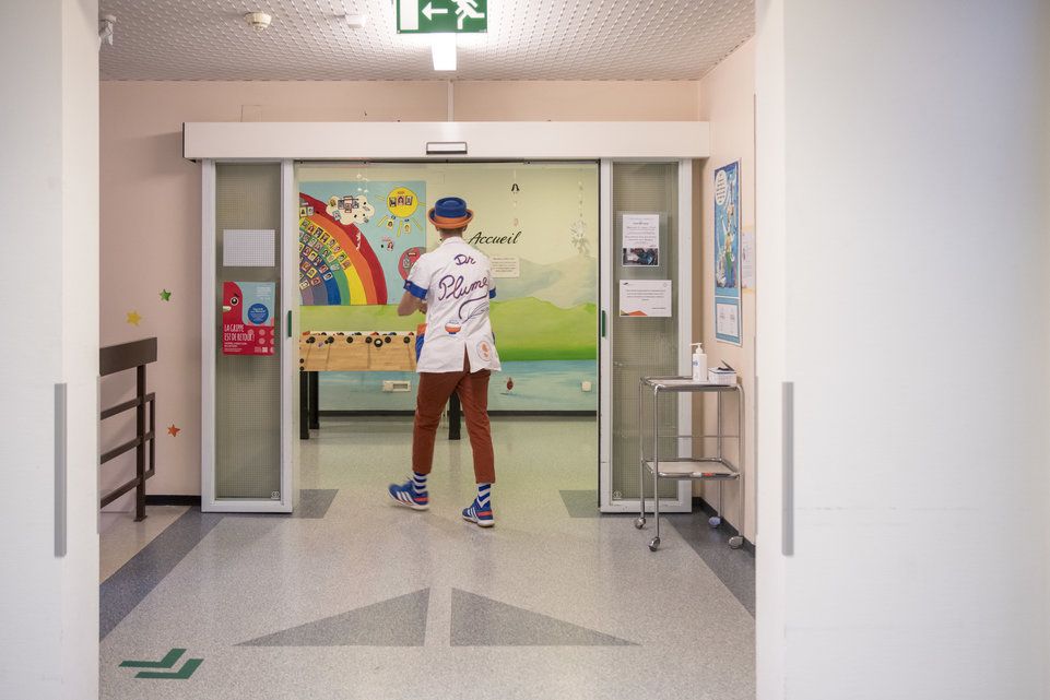 Le Dr Plume fait rêver ses jeunes patients sur le chemin du bloc ...