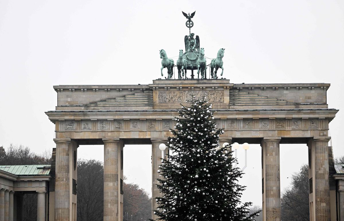 Berlin: des activistes du climat éciment l’iconique sapin de Noël - Le ...