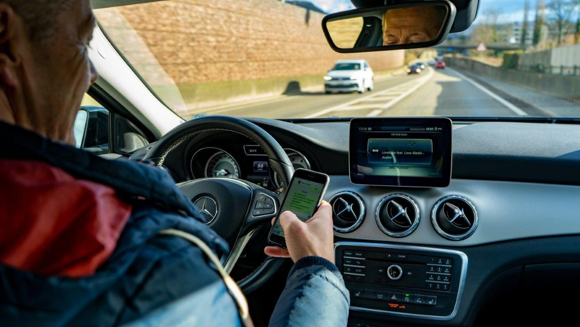 Am Steuer Abgelenkt Die Heimtuckischen Feinde Unserer Aufmerksamkeit Im Strasenverkehrfeed