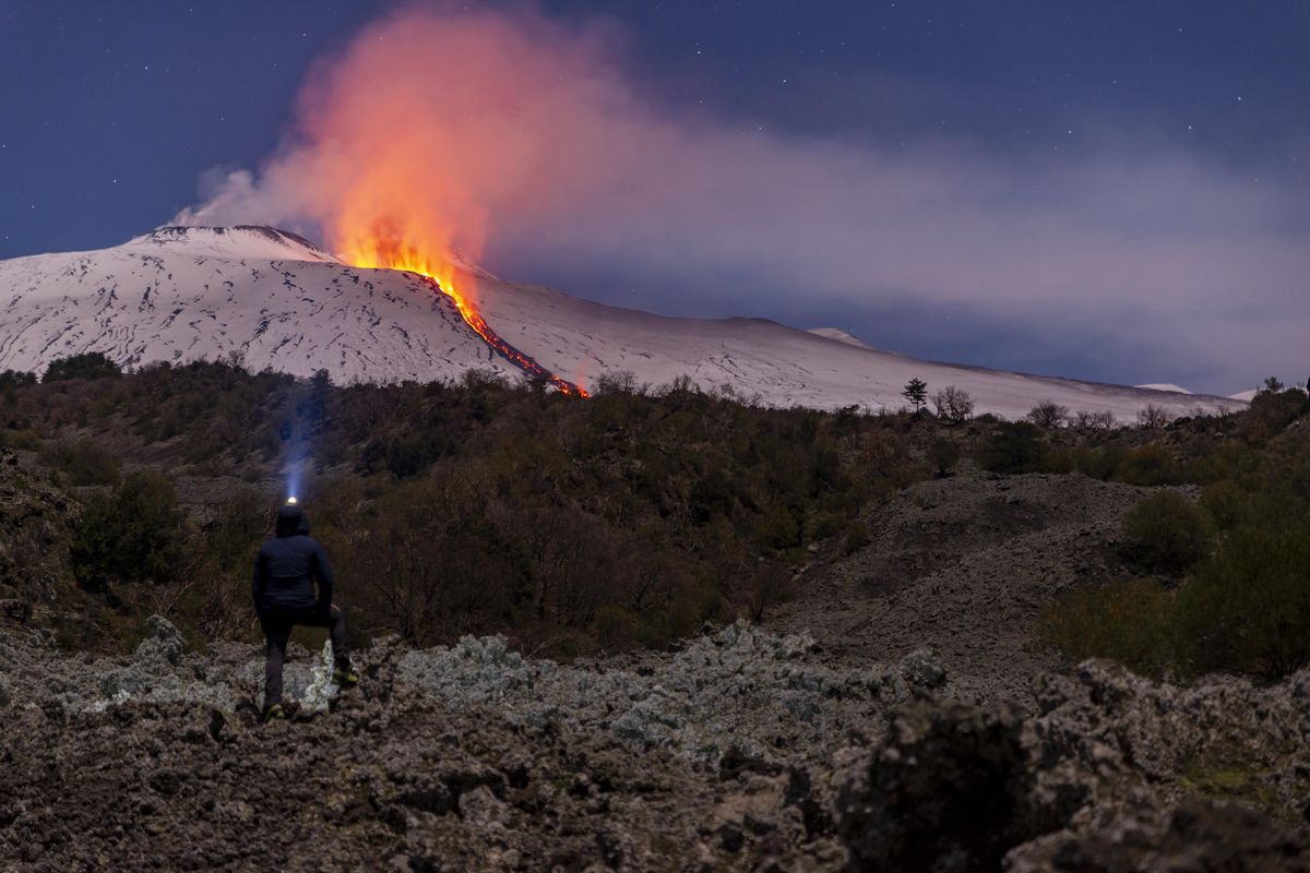 Der Vulkan Ätna spuckt Feuer inmitten vom Schnee | Tages-Anzeiger