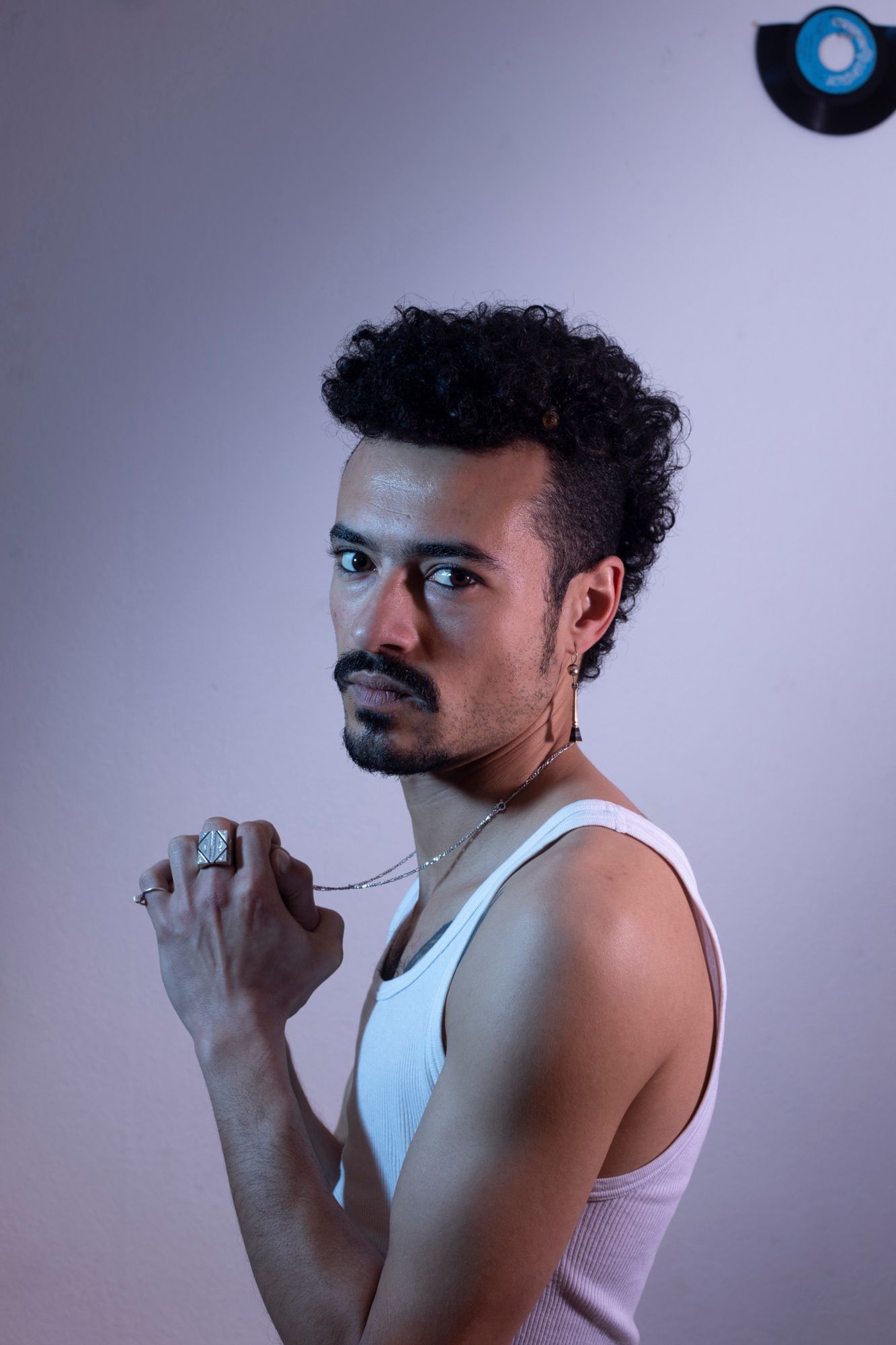 Portrait de Sami Galbi: Une voix pour donner corps aux identités ...