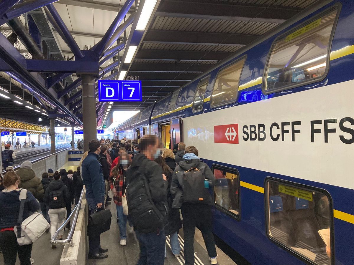 Zurich train station – technical fault fixed – but train cancellations ...