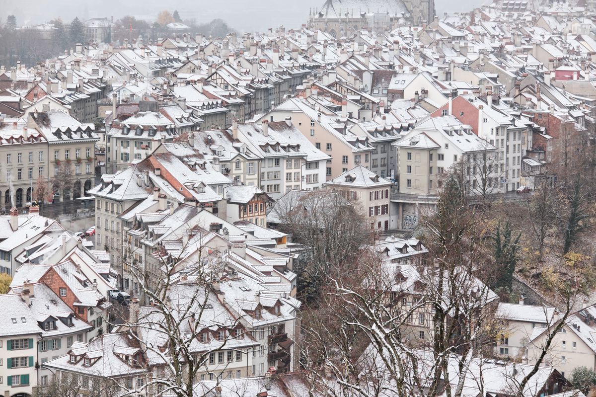 Erste Schneebilder: Ein Hauch von Puderzucker über der Stadt Bern ...