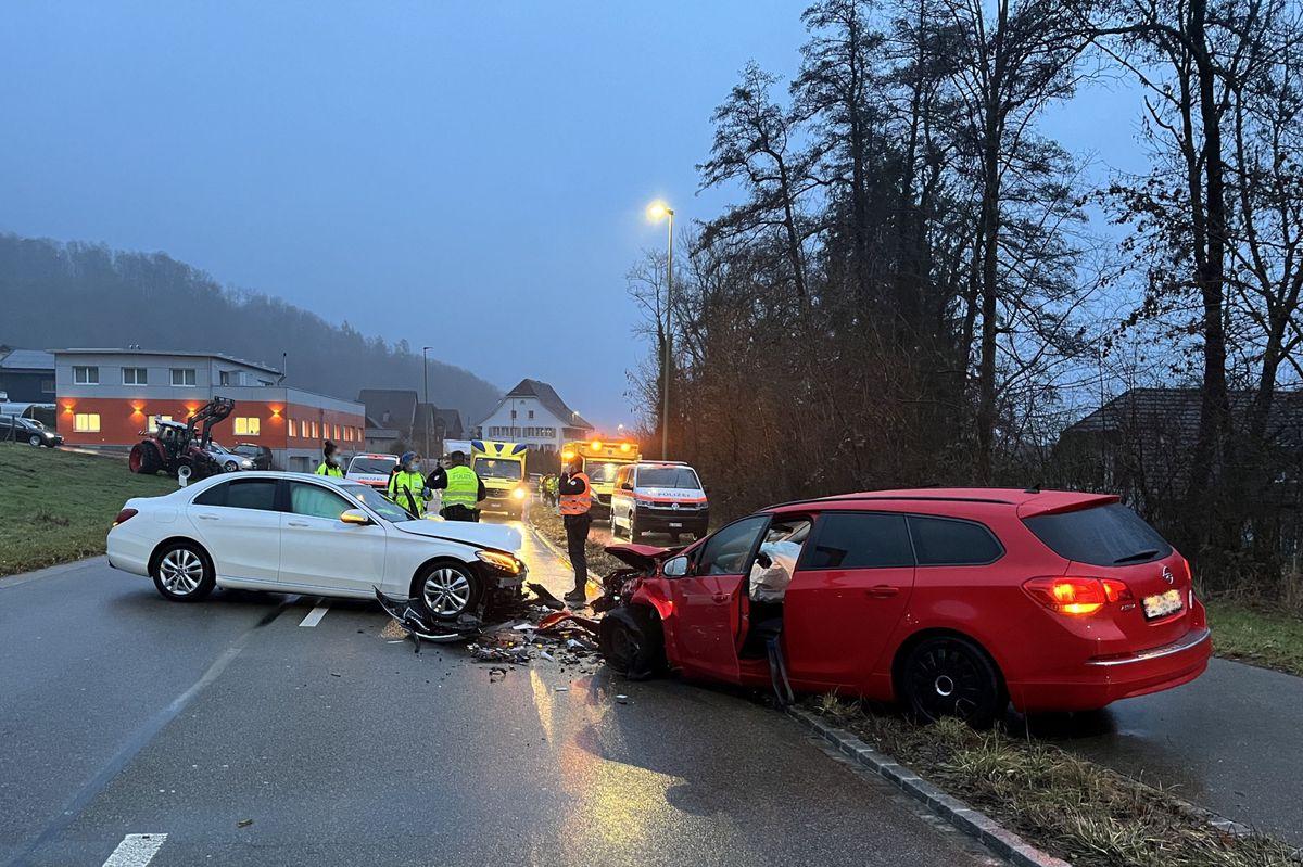 Schwerer Unfall in Diepflingen: Frontalkollision fordert drei Verletzte | Basler Zeitung