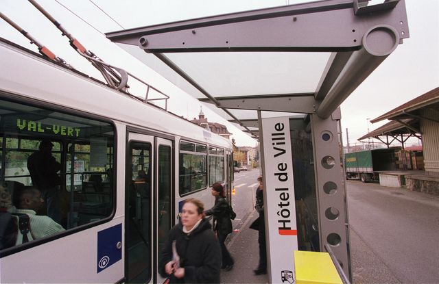 Renens installera davantage de bancs à ses arrêts de bus | 24 heures