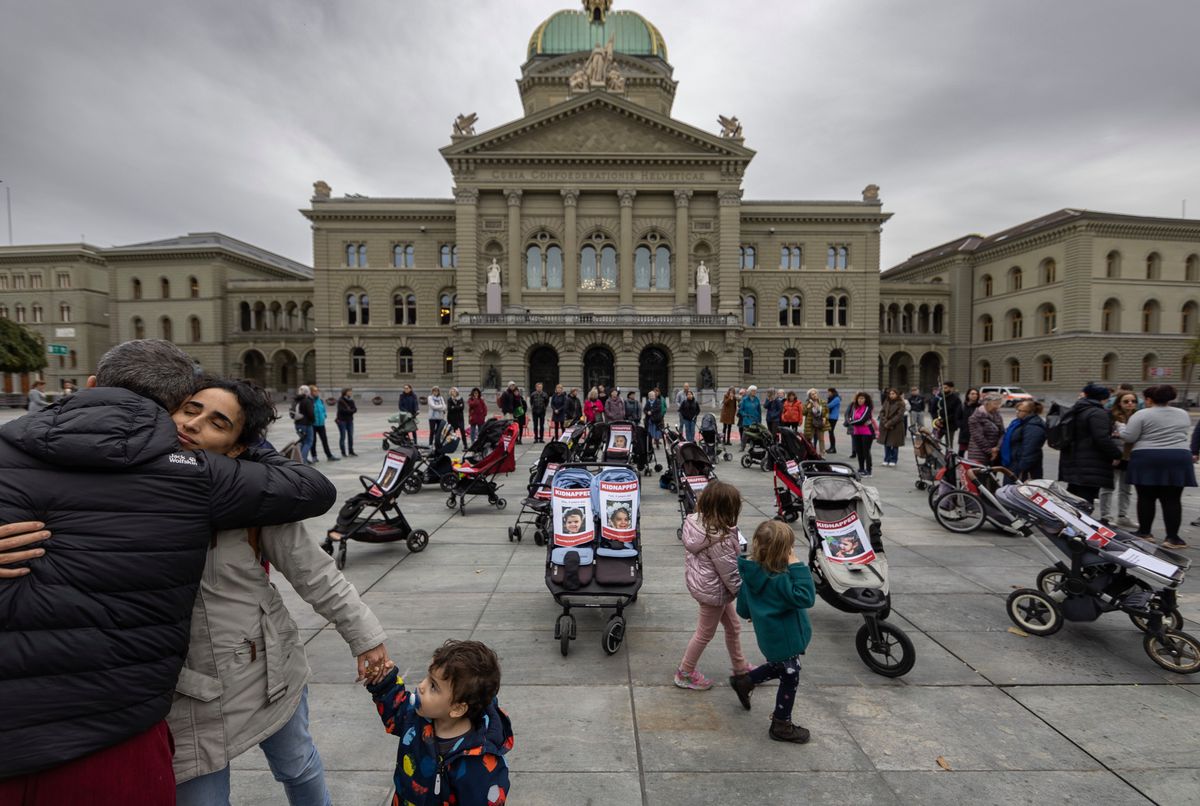 Leere Kinderwagen in Bern: Mahnwache auf dem Bundesplatz für Israels ...
